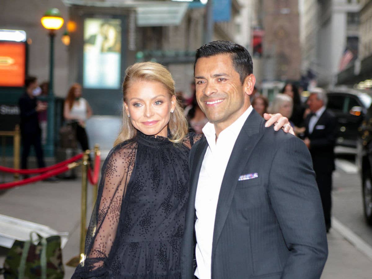 Kelly Ripa's Latest Update on Senior Dog 'Chewie' Has Everyone Sobbing ...