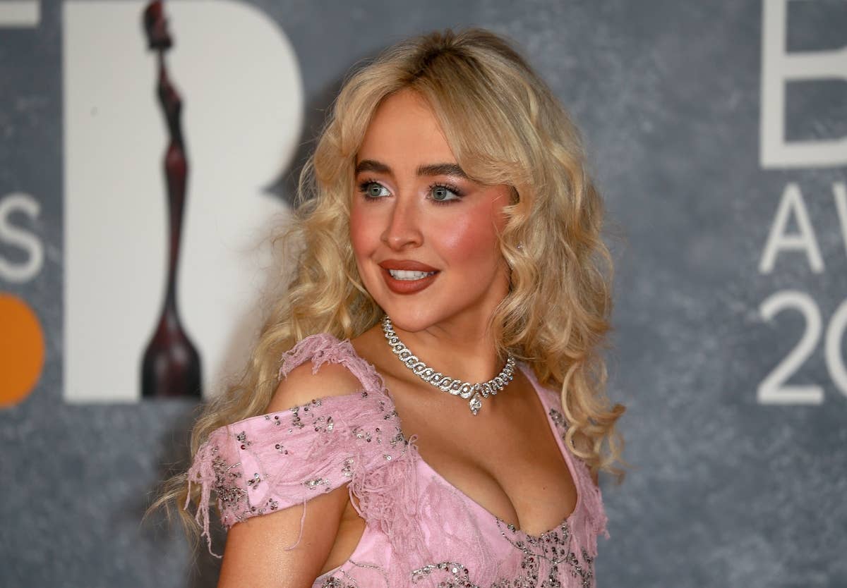 Sabrina Carpenter Enlists Her Adorable Golden Retriever Puppy To ...