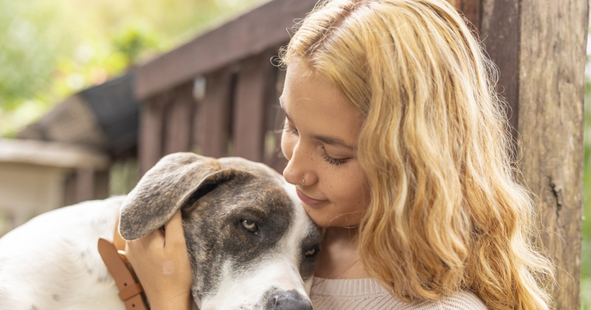 6 Signs of Grief in Dogs and How to Comfort Them, Say Vets - Parade Pets